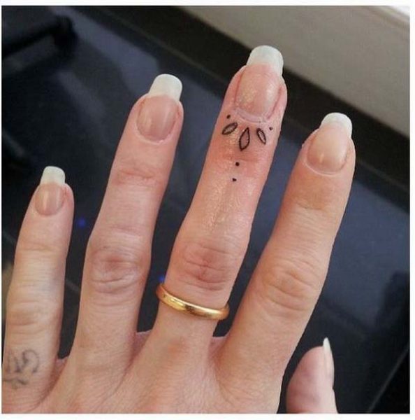 50 Most Beautiful Finger Tattoos for Girls and Women