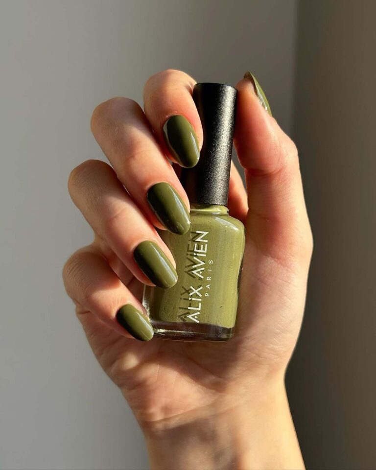 31 Vibrant Nail Colors to Achieve a Stylish, Modern Look