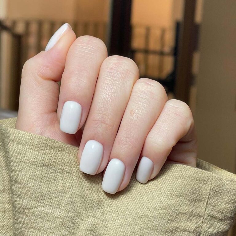 31 Vibrant Nail Colors to Achieve a Stylish, Modern Look