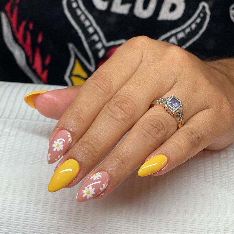 28 Sunny Ideas for Yellow Summer Nails That Will Brighten Your Day