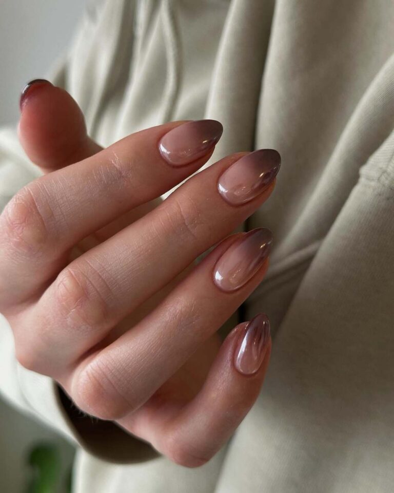 22 Charming Almond Nails Chrome Ideas for a Glamorous Look