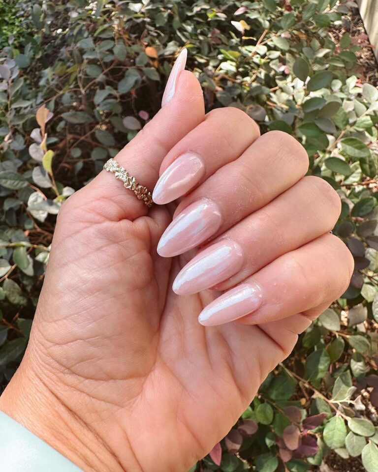 22 Charming Almond Nails Chrome Ideas for a Glamorous Look
