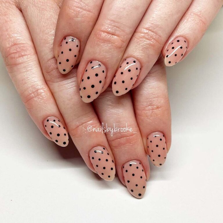 35 Eye-Catching Round Nail Designs to Try This Season