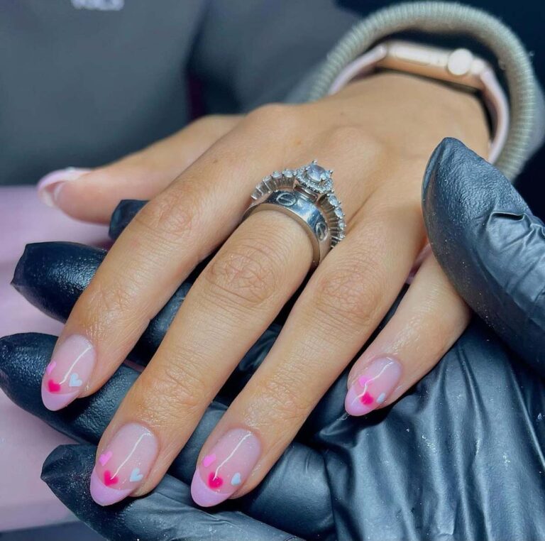 35 Eye-Catching Round Nail Designs to Try This Season