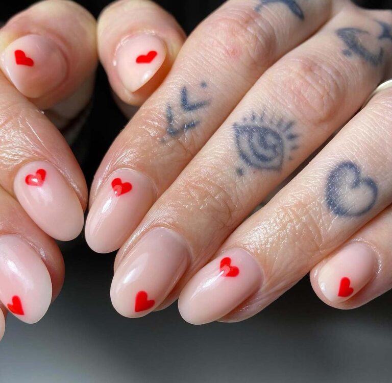 35 Eye-Catching Round Nail Designs to Try This Season