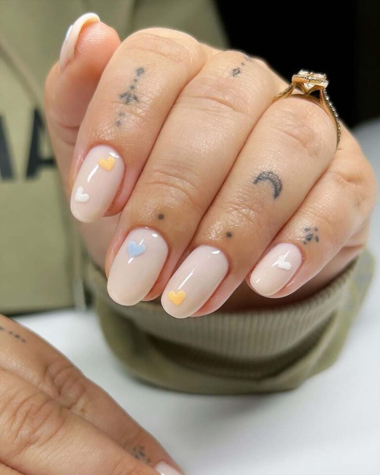 35 Eye-Catching Round Nail Designs to Try This Season