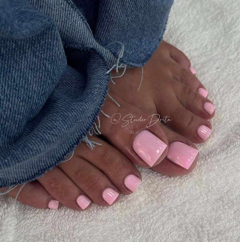 26 Trendiest Toe Nail Colors and Designs to Step into Style