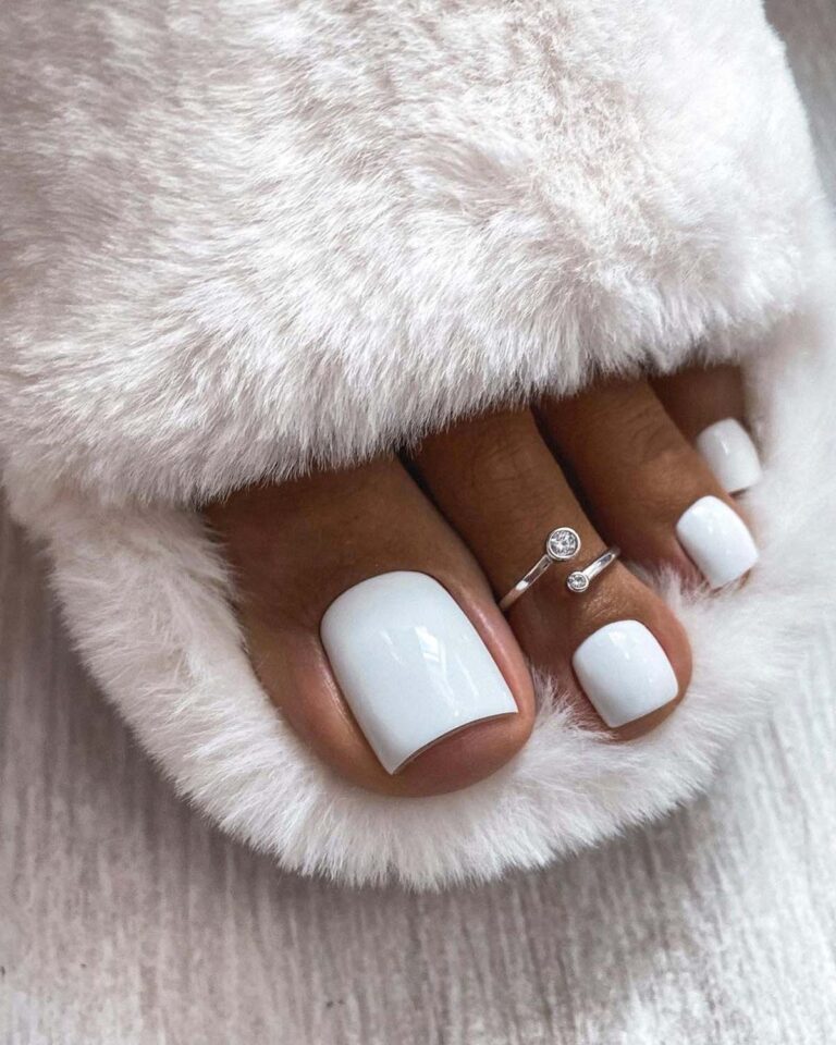 26 Trendiest Toe Nail Colors and Designs to Step into Style