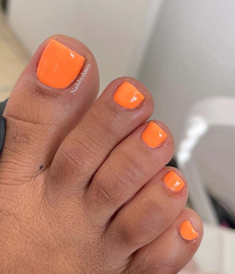 26 Trendiest Toe Nail Colors and Designs to Step into Style