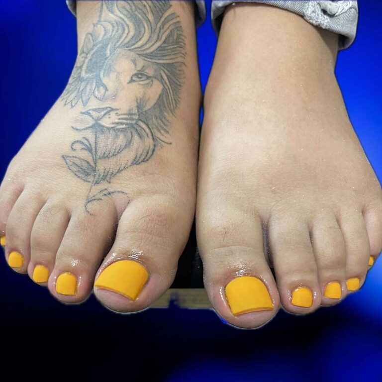 26 Trendiest Toe Nail Colors and Designs to Step into Style