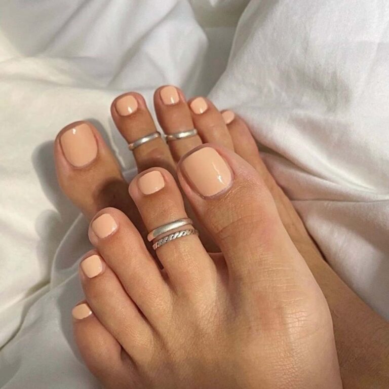 26 Trendiest Toe Nail Colors and Designs to Step into Style