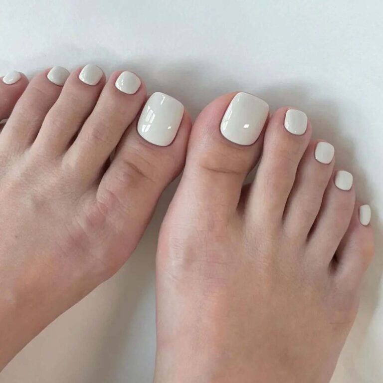 26 Trendiest Toe Nail Colors and Designs to Step into Style