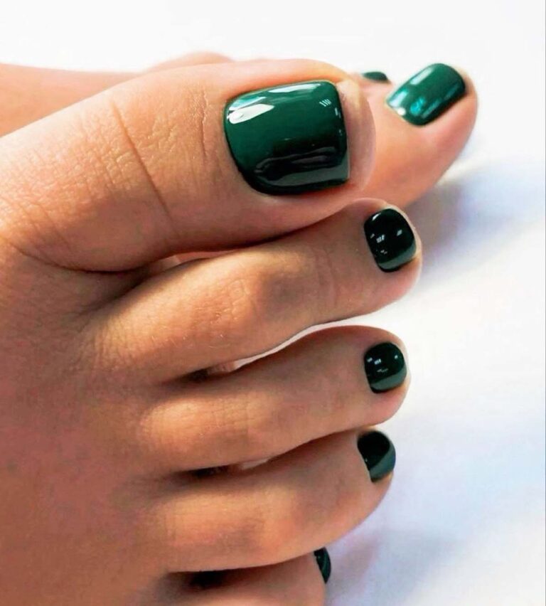 26 Trendiest Toe Nail Colors and Designs to Step into Style