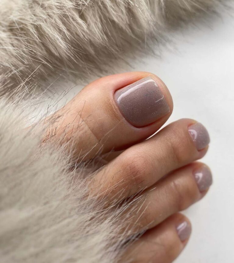 26 Trendiest Toe Nail Colors and Designs to Step into Style