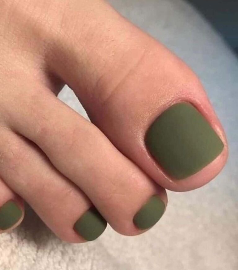26 Trendiest Toe Nail Colors and Designs to Step into Style