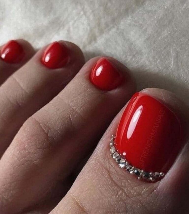 26 Trendiest Toe Nail Colors and Designs to Step into Style