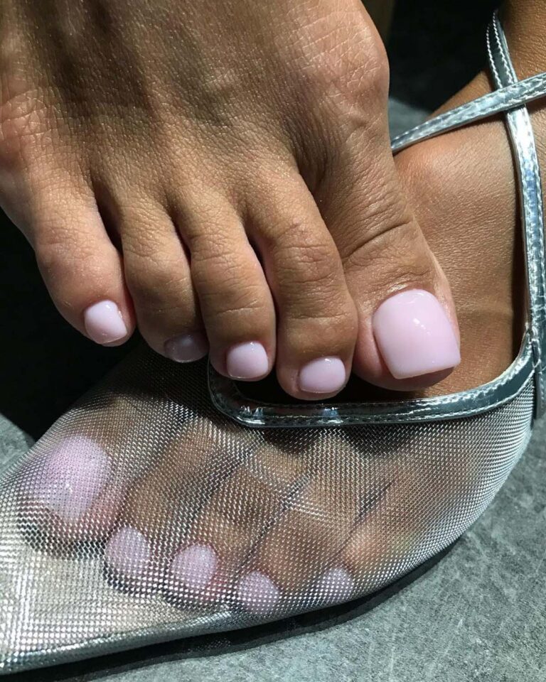 26 Trendiest Toe Nail Colors and Designs to Step into Style