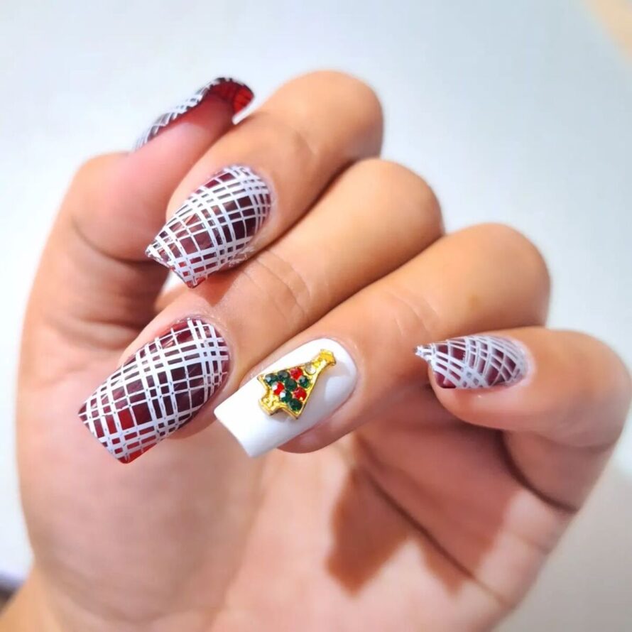 27 Chic Square Christmas Nails to Impress at Every Party