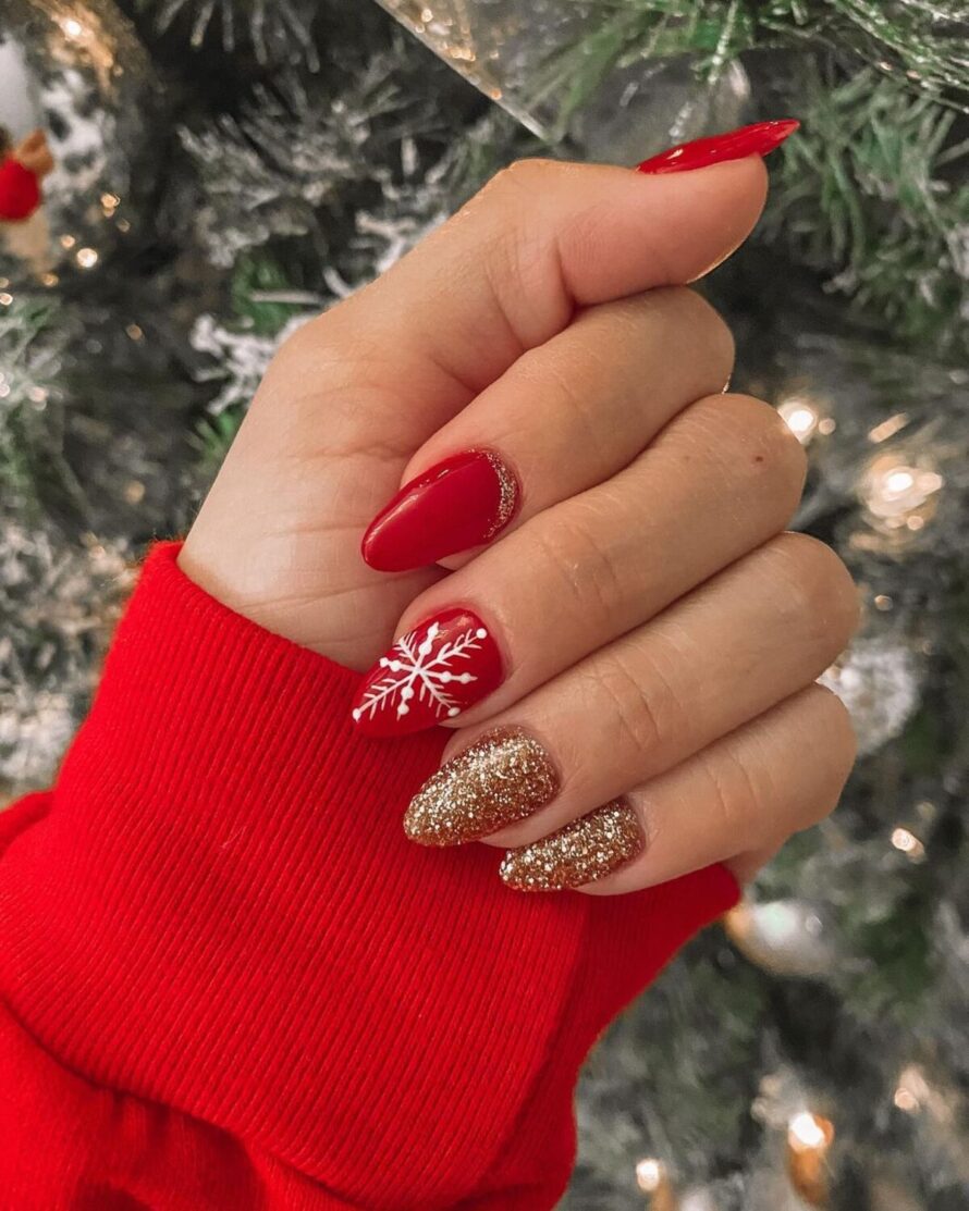 29 Elegant Almond-Shaped Christmas Nails to Show Off This Year