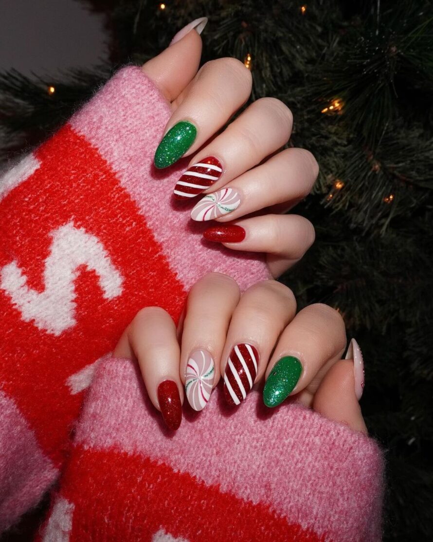 29 Elegant Almond-Shaped Christmas Nails to Show Off This Year