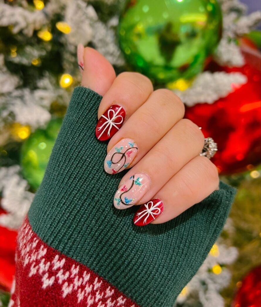 29 Elegant Almond-Shaped Christmas Nails to Show Off This Year