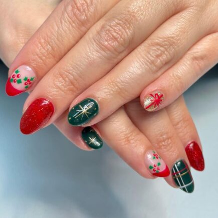 29 Elegant Almond-Shaped Christmas Nails to Show Off This Year