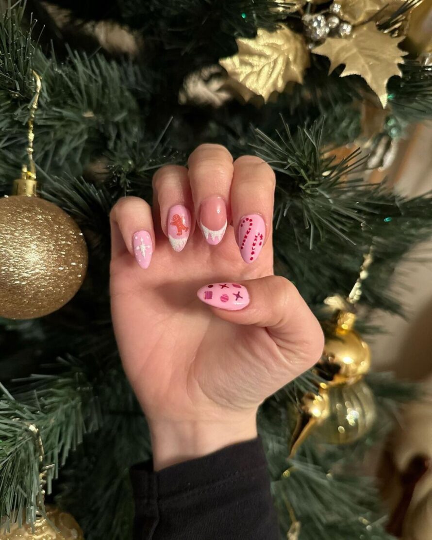 29 Elegant Almond-Shaped Christmas Nails to Show Off This Year