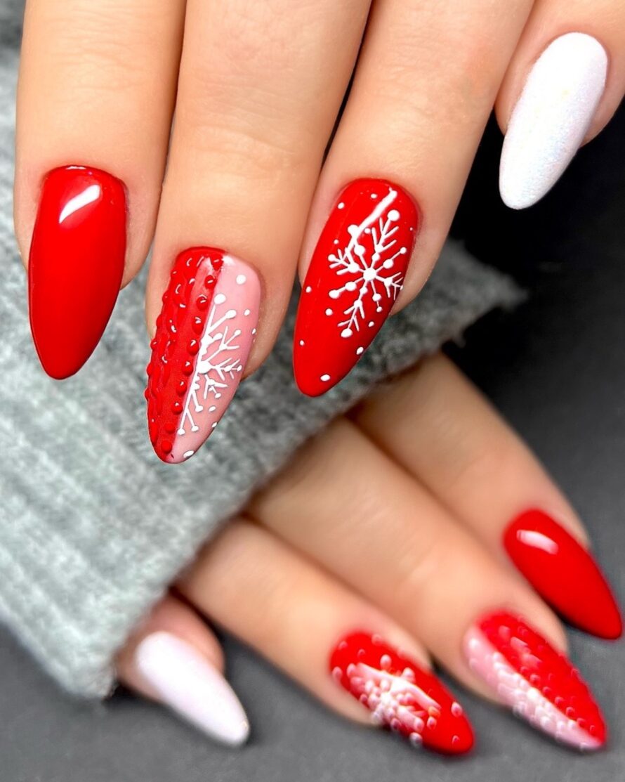 29 Elegant Almond-Shaped Christmas Nails to Show Off This Year
