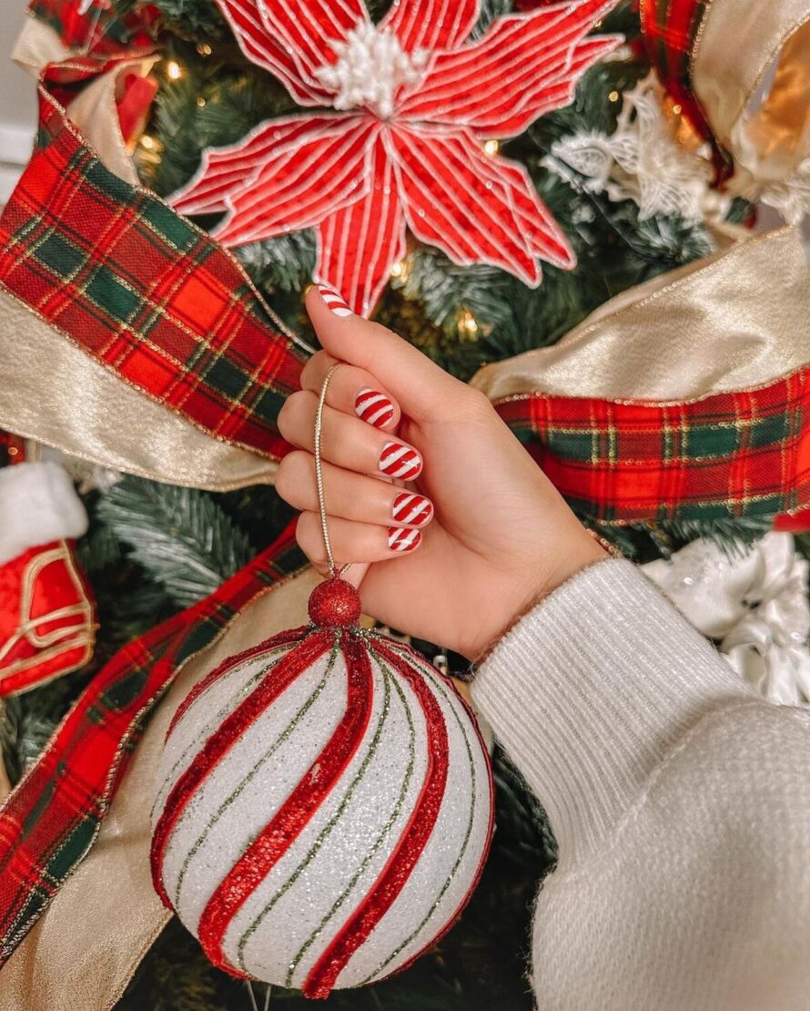 26 Simple Christmas Nails That Capture the Spirit of the Season