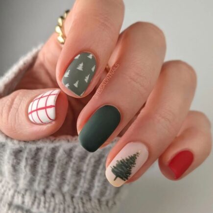 26 Simple Christmas Nails That Capture the Spirit of the Season