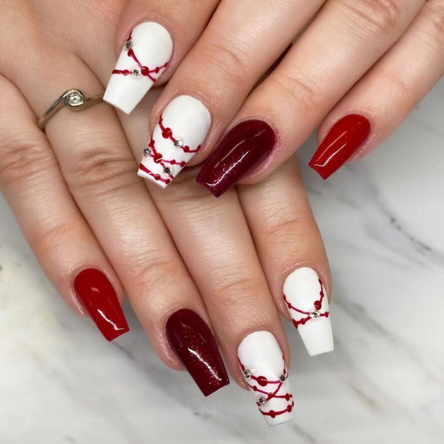 26 Simple Christmas Nails That Capture the Spirit of the Season