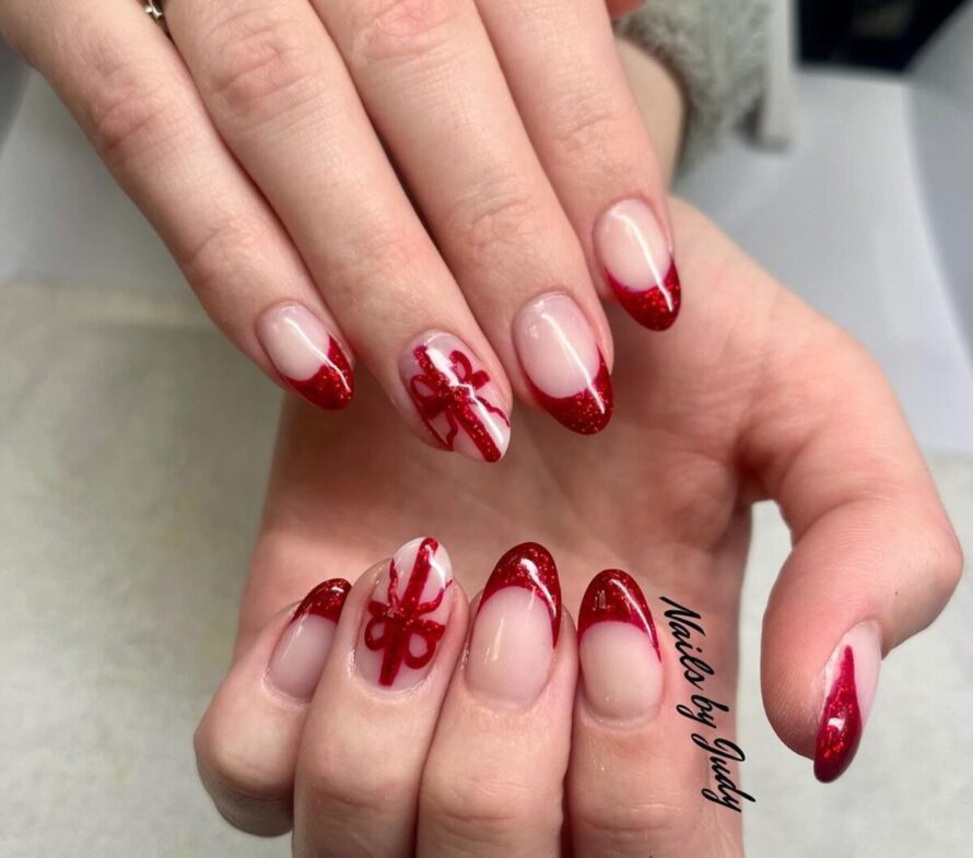 27 Elegant French Tip Christmas Nails for a Classic Look