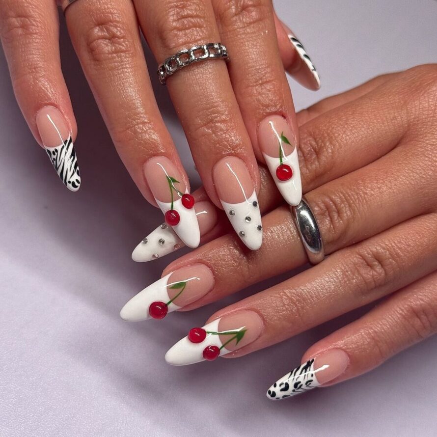 27 Elegant French Tip Christmas Nails for a Classic Look