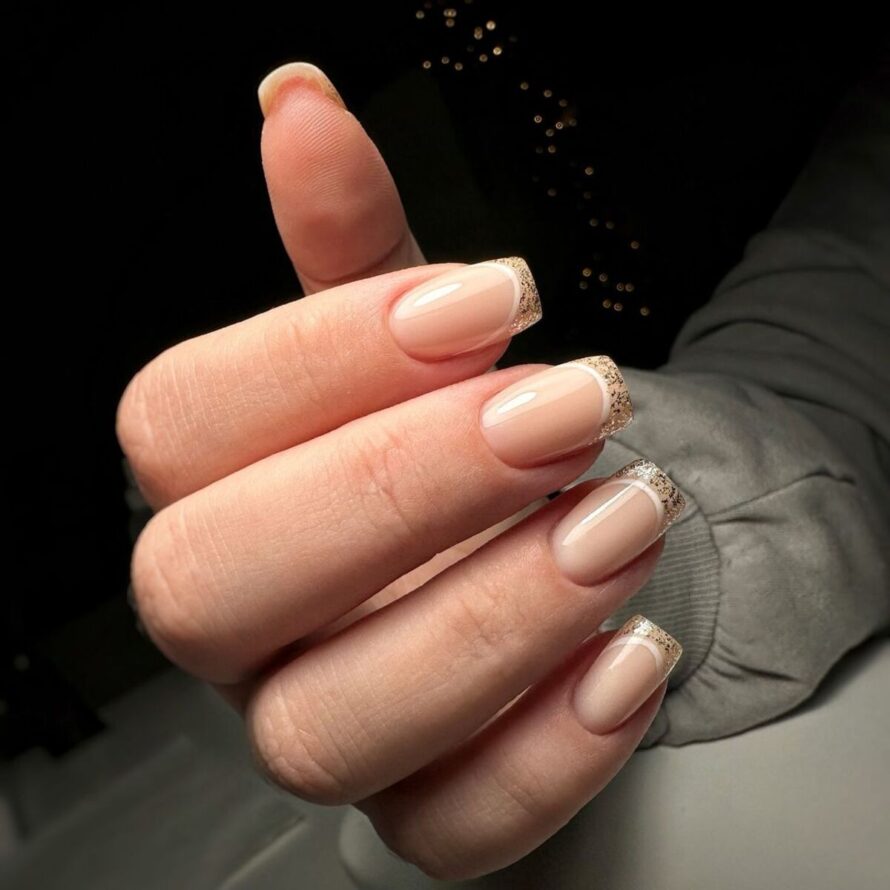 27 Elegant French Tip Christmas Nails for a Classic Look
