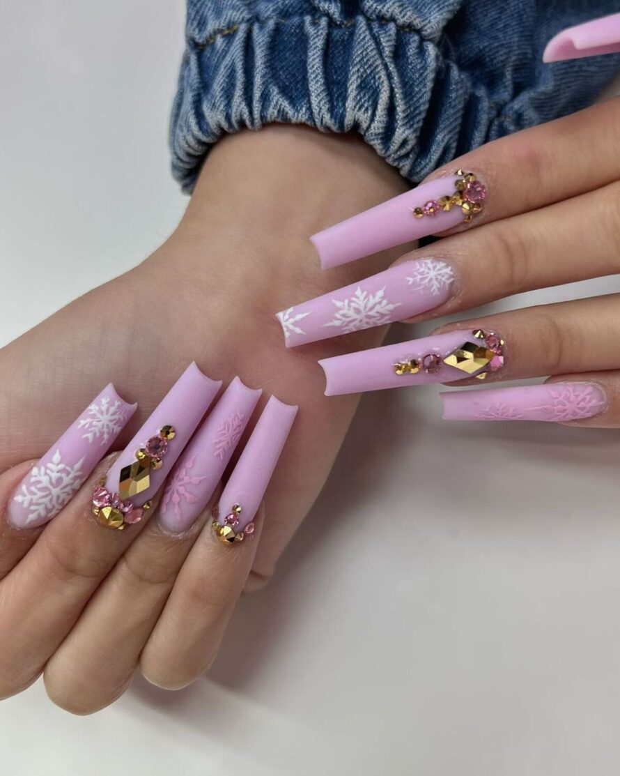 31 Cute and Festive Pink Christmas Nails for a Unique Holiday Style
