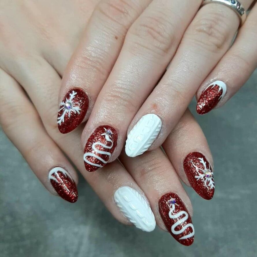 29 Sparkling Glitter Christmas Nails to Shine Bright This Holiday
