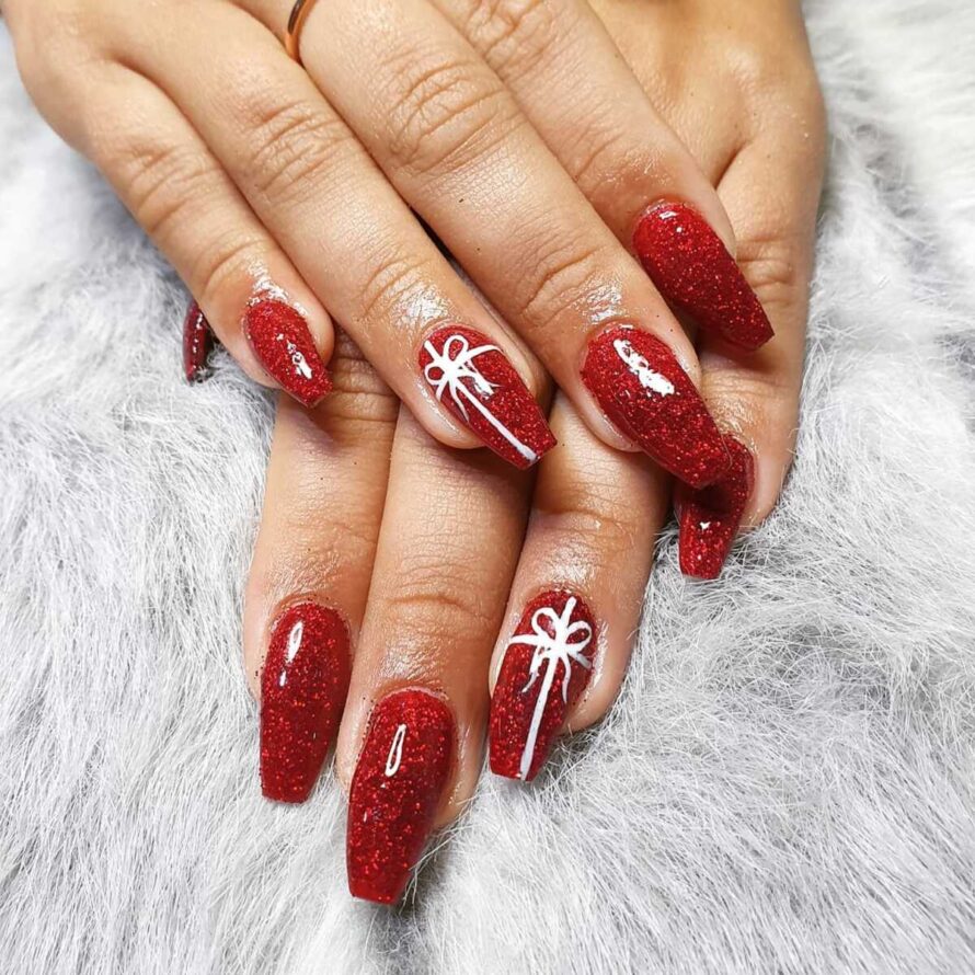 30 Stunning Coffin-Shaped Christmas Nails to Flaunt This Season