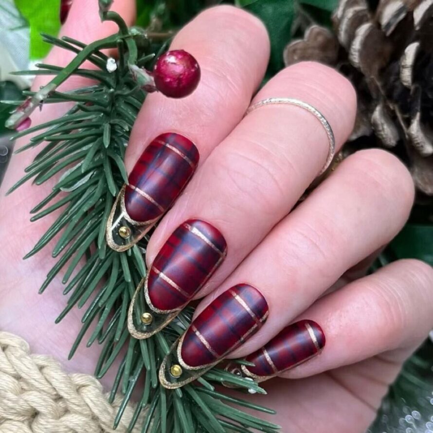 31 Trendy Plaid Christmas Nails for a Cozy Holiday Vibe