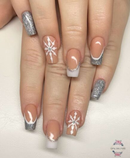 30 Chic Silver Christmas Nails for a Frosty Festive Vibe