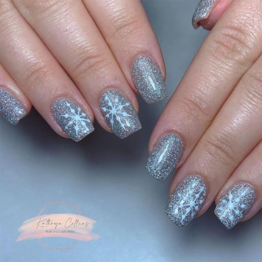 30 Chic Silver Christmas Nails for a Frosty Festive Vibe