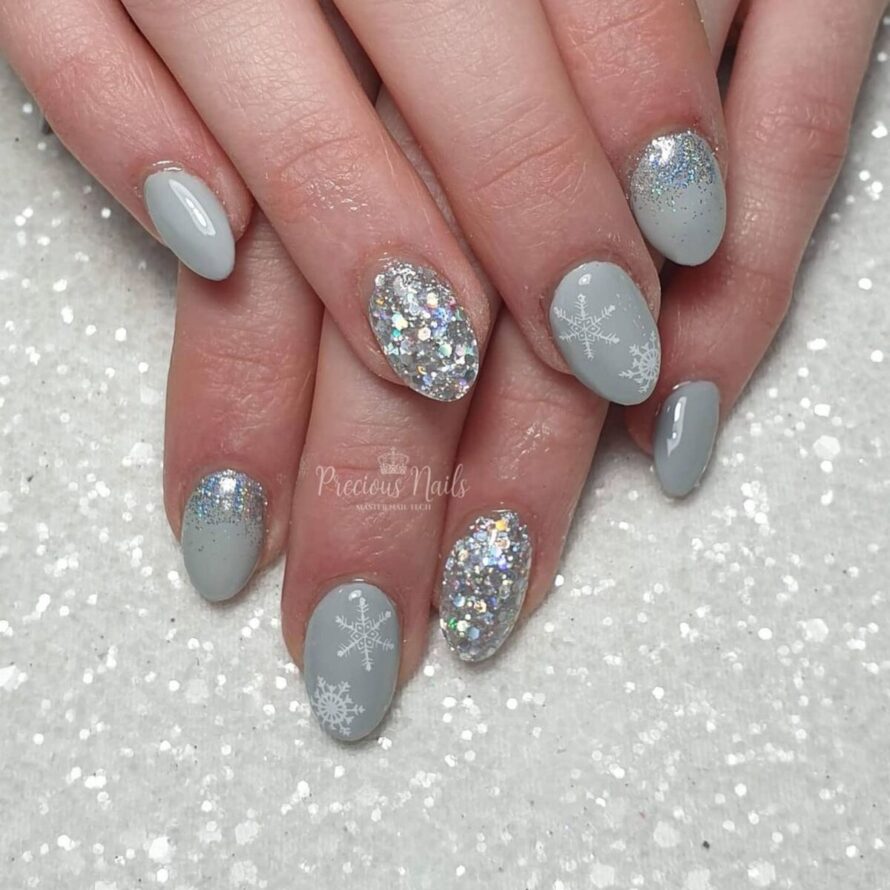 30 Chic Silver Christmas Nails for a Frosty Festive Vibe