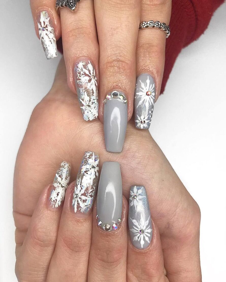 30 Chic Silver Christmas Nails for a Frosty Festive Vibe