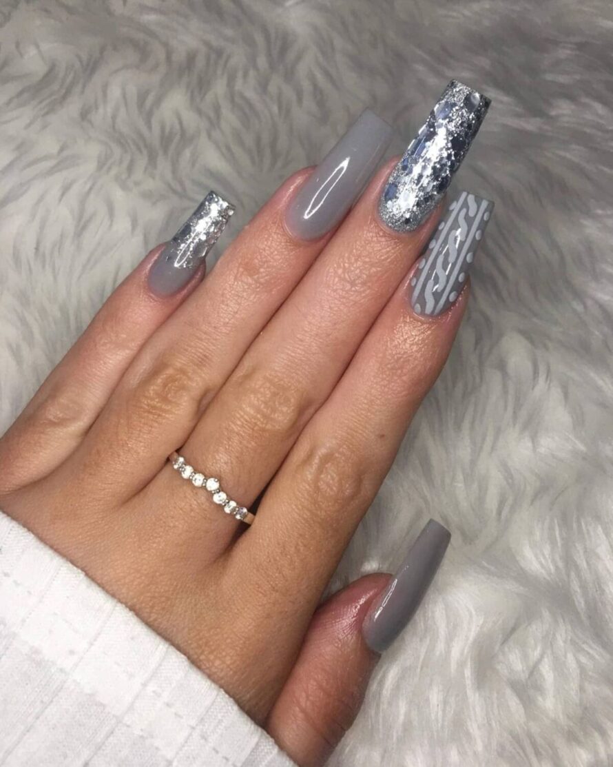 30 Chic Silver Christmas Nails for a Frosty Festive Vibe