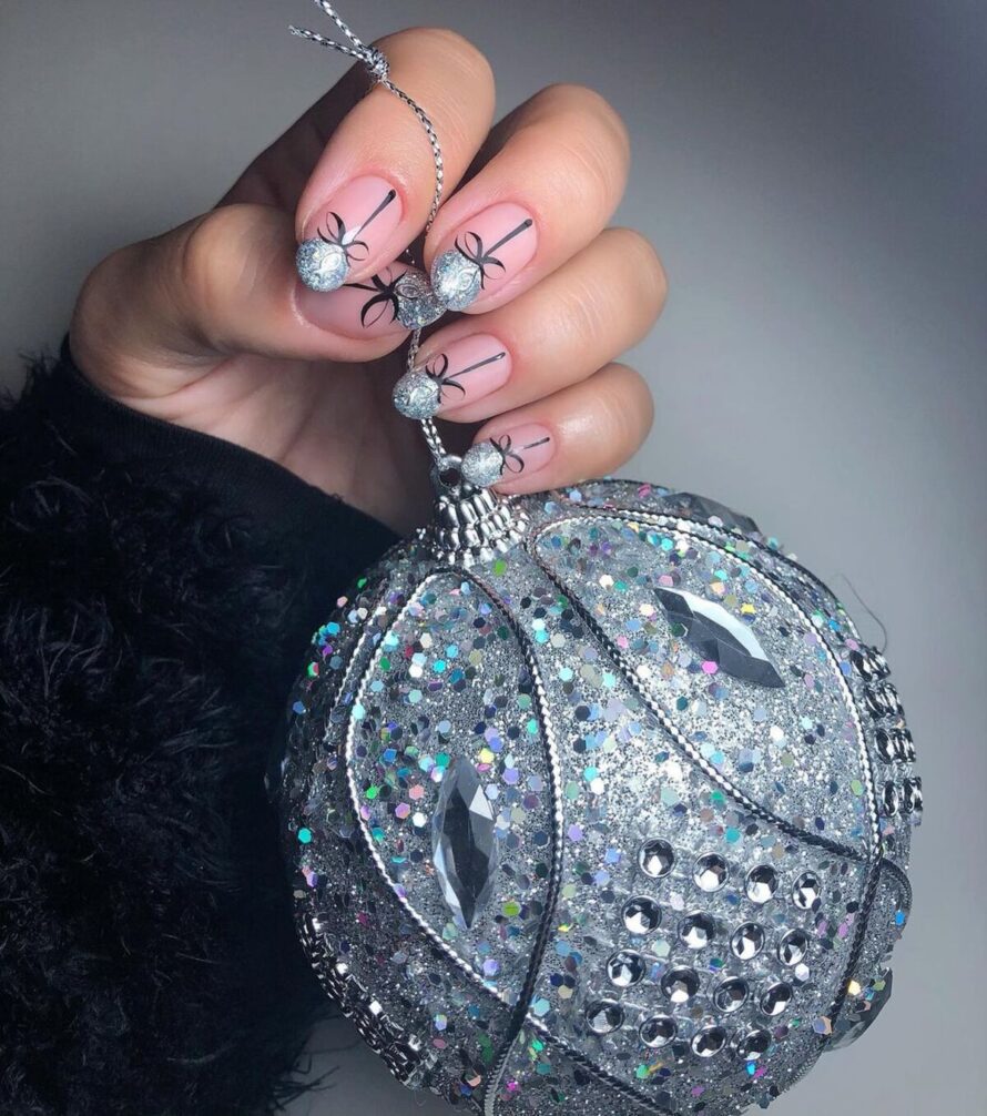 30 Chic Silver Christmas Nails for a Frosty Festive Vibe