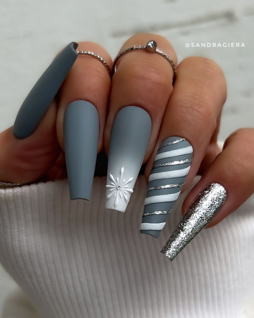 30 Chic Silver Christmas Nails for a Frosty Festive Vibe