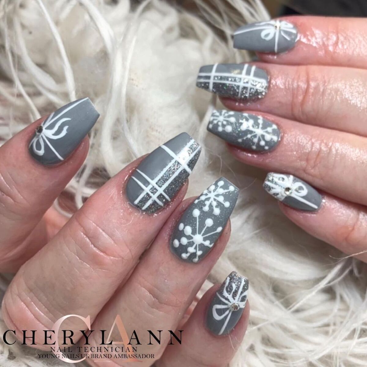 30 Chic Silver Christmas Nails for a Frosty Festive Vibe