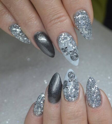30 Chic Silver Christmas Nails for a Frosty Festive Vibe