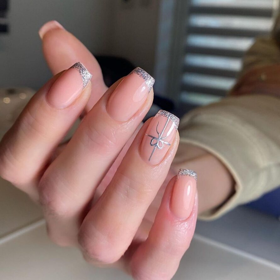 30 Chic Silver Christmas Nails for a Frosty Festive Vibe