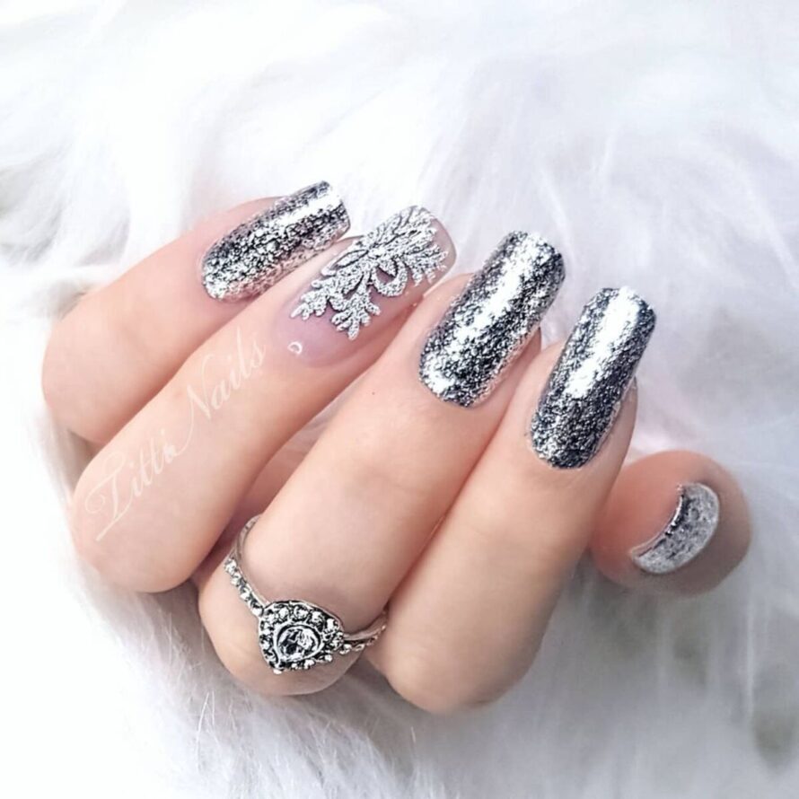 30 Chic Silver Christmas Nails for a Frosty Festive Vibe