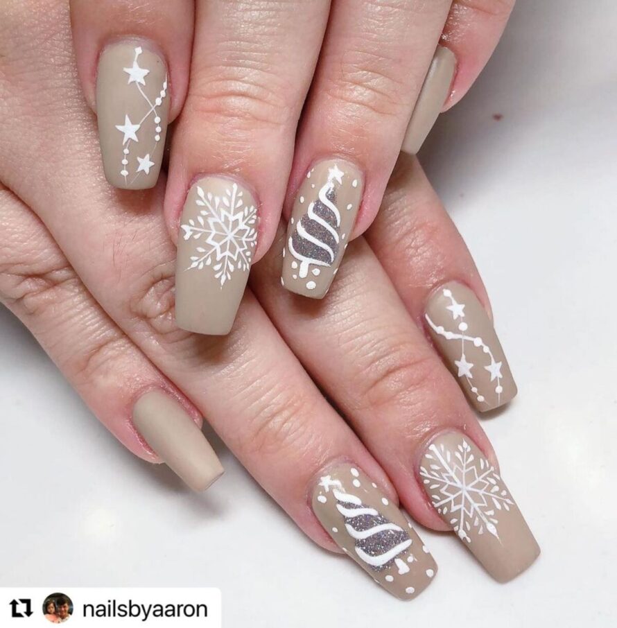 28 Christmas Nails With Trees To Celebrate the Holiday Spirit